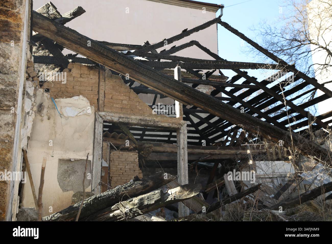 Ruined house with destroyed roof after fire Stock Photo - Alamy