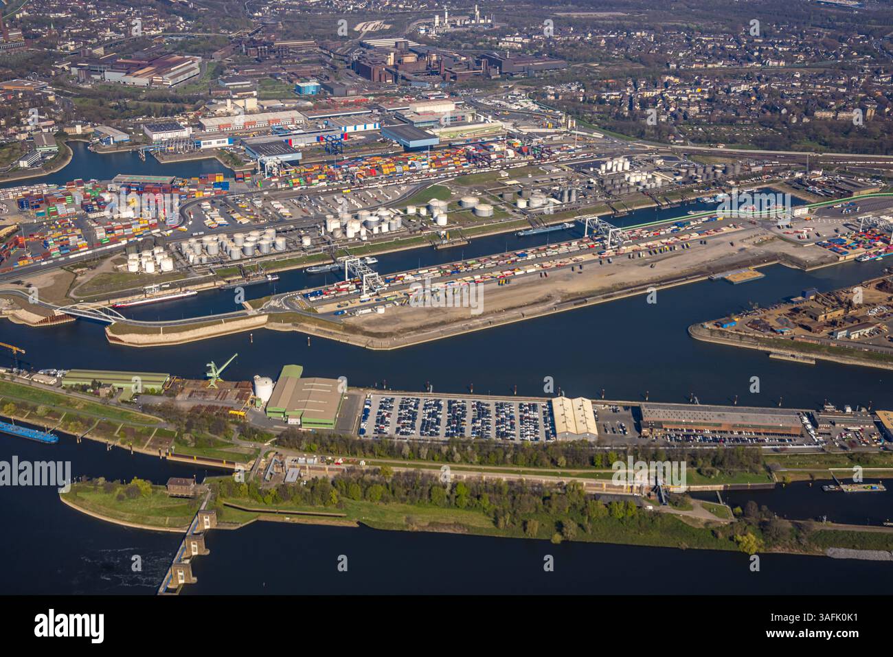 Luftbild, duisport Hafen Duisburg, Hafengebiet, Stahlinsel, Ölinsel ...