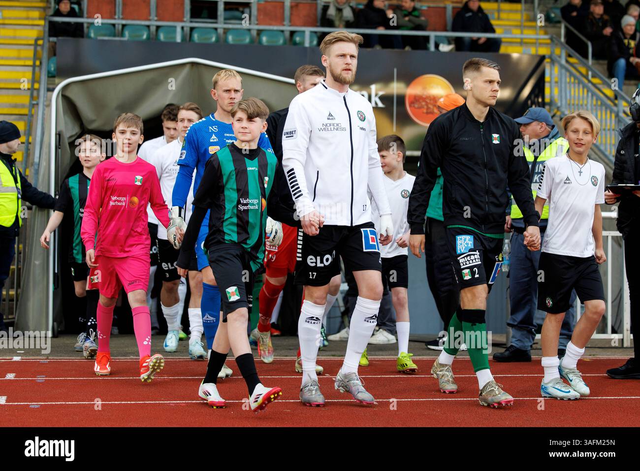 250407 Örebros Karl Holmberg och Varbergs Gustav Broman inför ...
