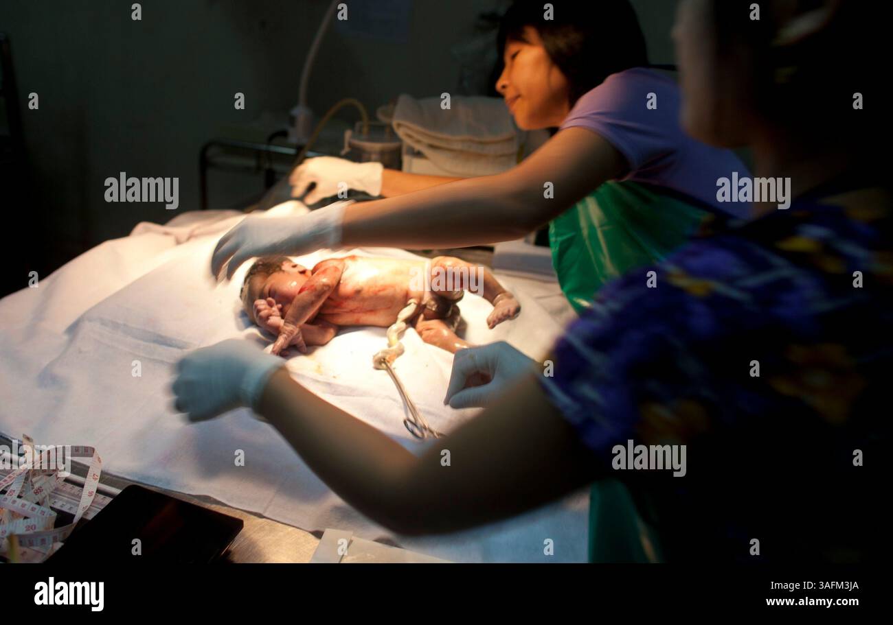 Aug. 29, 2011 - Mae Hla , Thailand - Ethnic Karen trained medic HSER ...