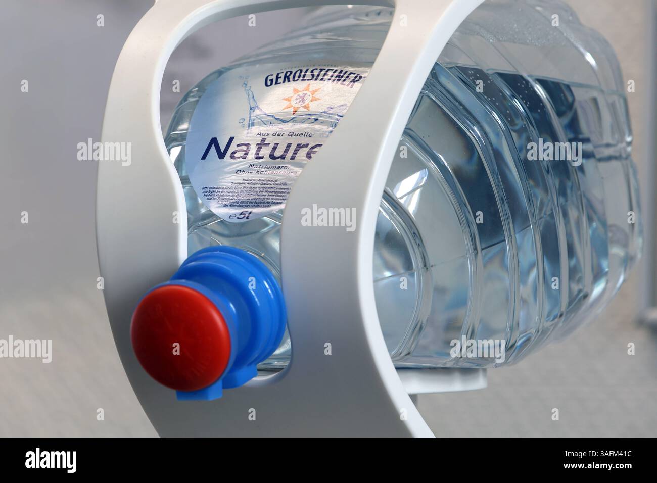 Wasserspender zur Erfrischung Ein Getränkespender mit Mineralwasser ...