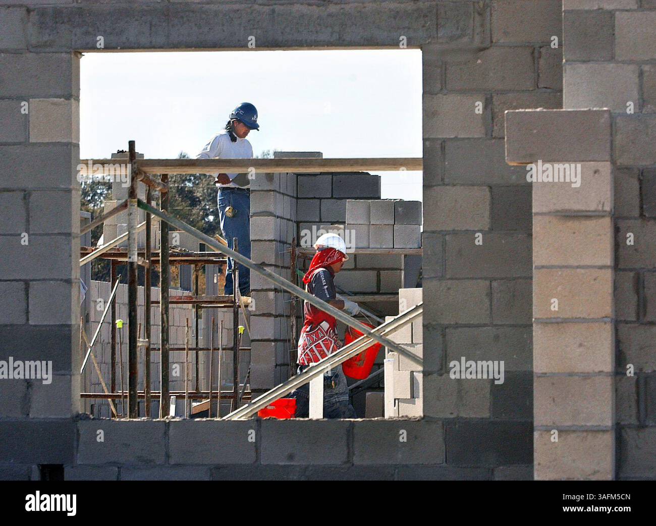 CAPTION: BEVERLY HILLS--(01/1204)--Masonry workers build walls at the ...