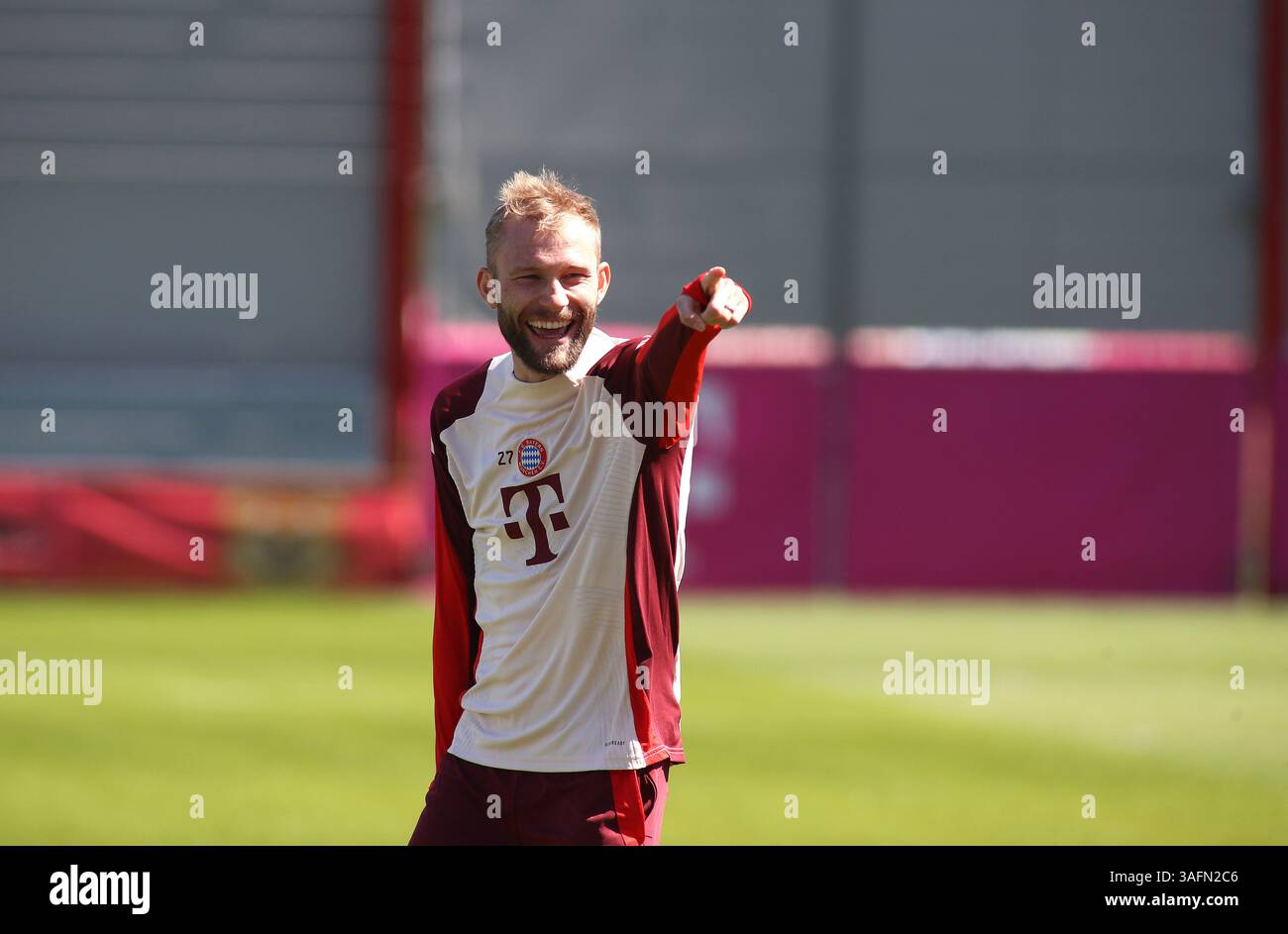 Konrad laimer fc bayern münchen streckt den linken arm aus hi-res stock ...