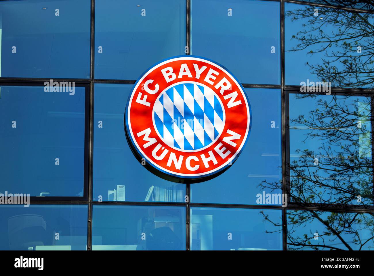 Wappen des fc bayern munchen an der aussenfassade vom servicece hi-res ...
