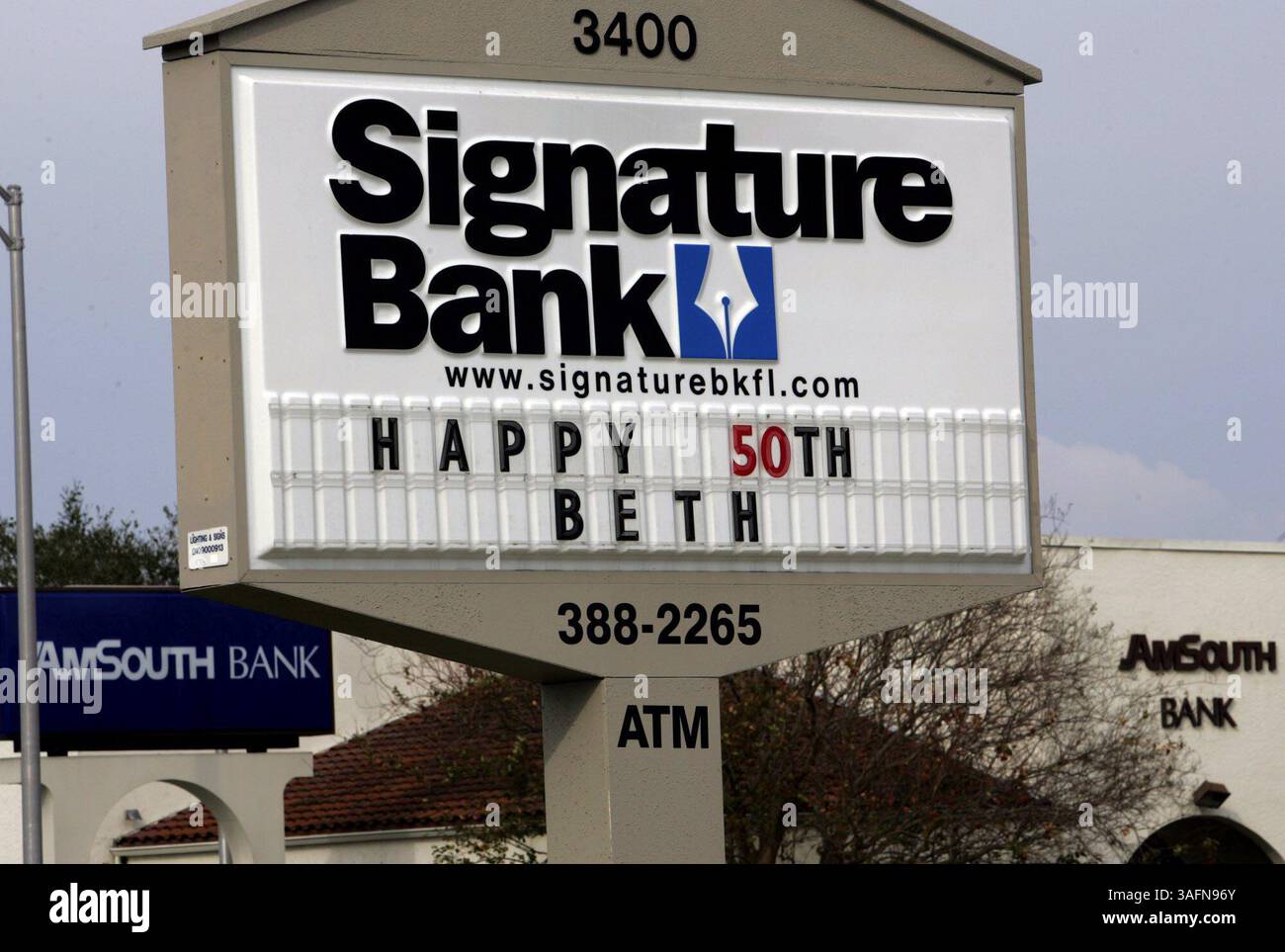 CAPTION: (2/24/2005, ST PETERSBURG) Signature Bank sits right across ...