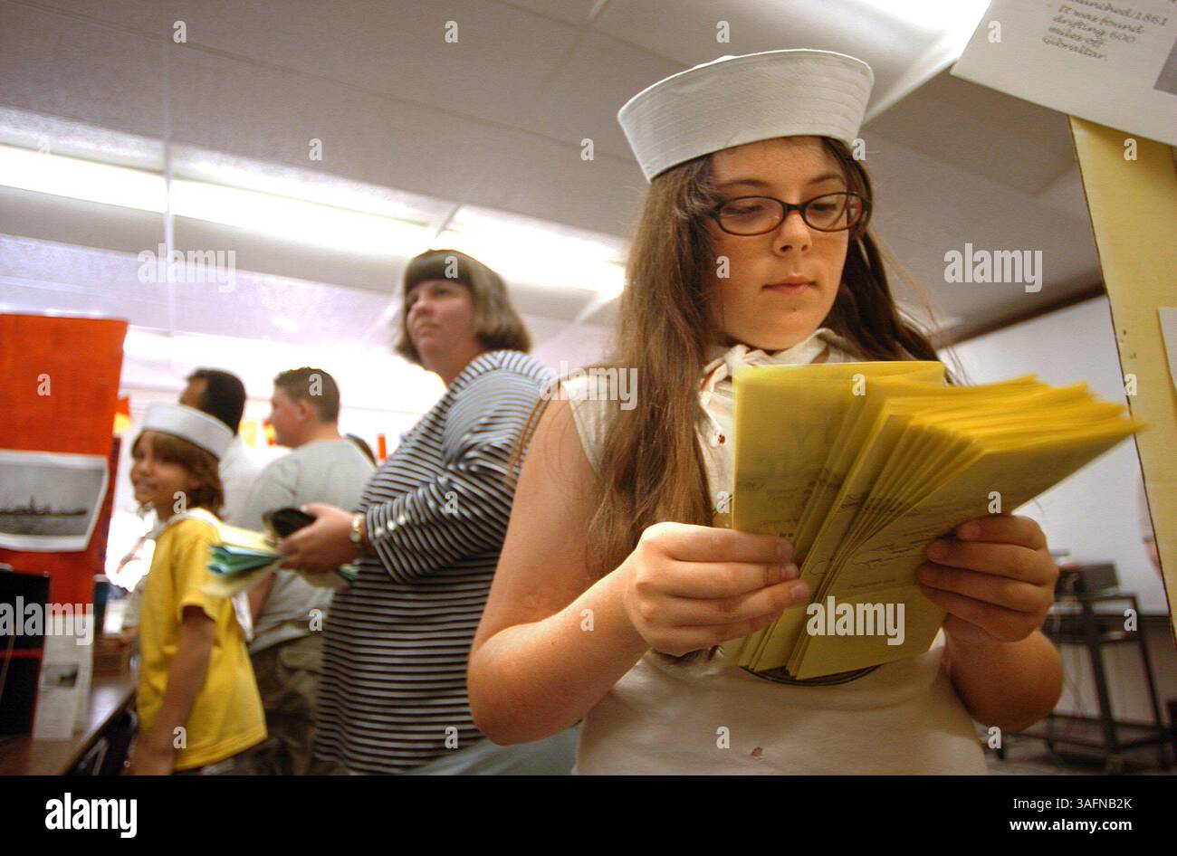 CAPTION: (05/20/2005, LECANTO) Fifth-grader Keara (cq) Smith, 10, sorts ...