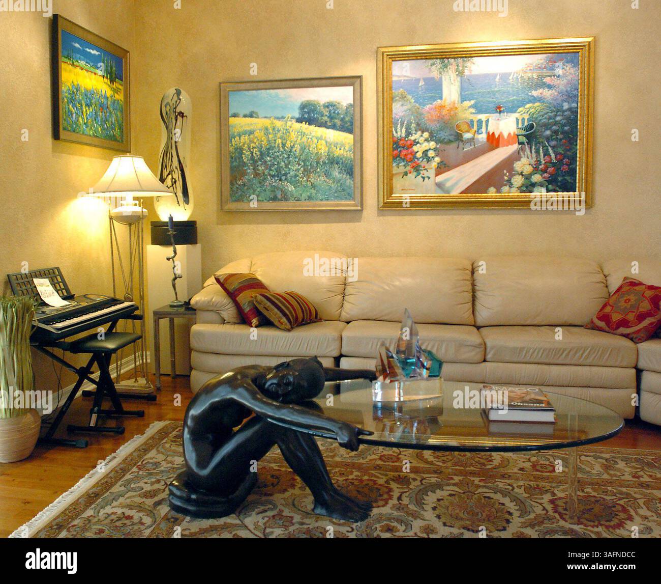 CAPTION: TAMPA, FL; 04/014/2005 - Interior photo of the living room in ...