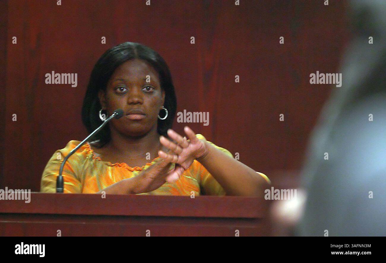CAPTION: (Tampa, Fl: 07/12/2005) Nysheerah Paris (cq) demonstrates how ...