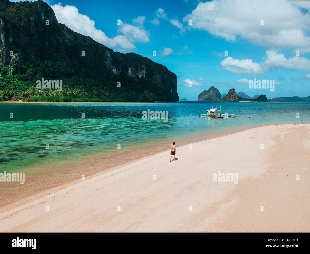 Aerial view of a stunning sandbar in El Nido, Palawan, Philippines ...
