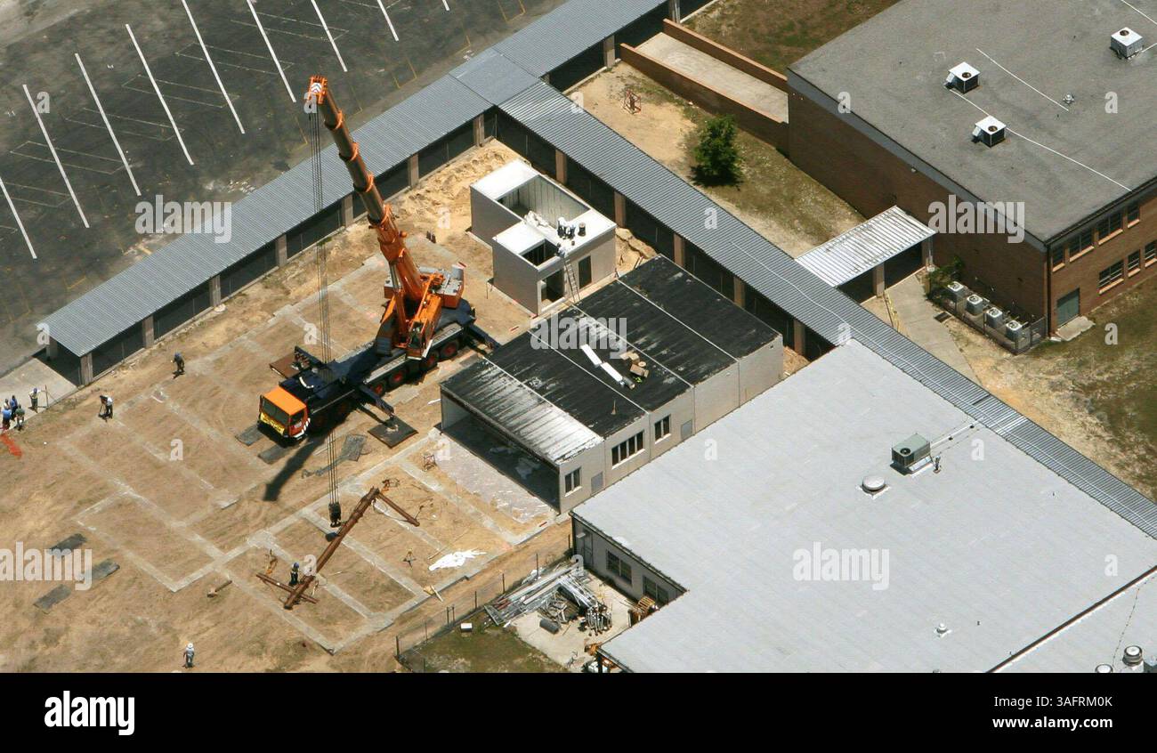 CAPTION: (05/17/2006, LECANTO) An aerial view of workers installing pre ...