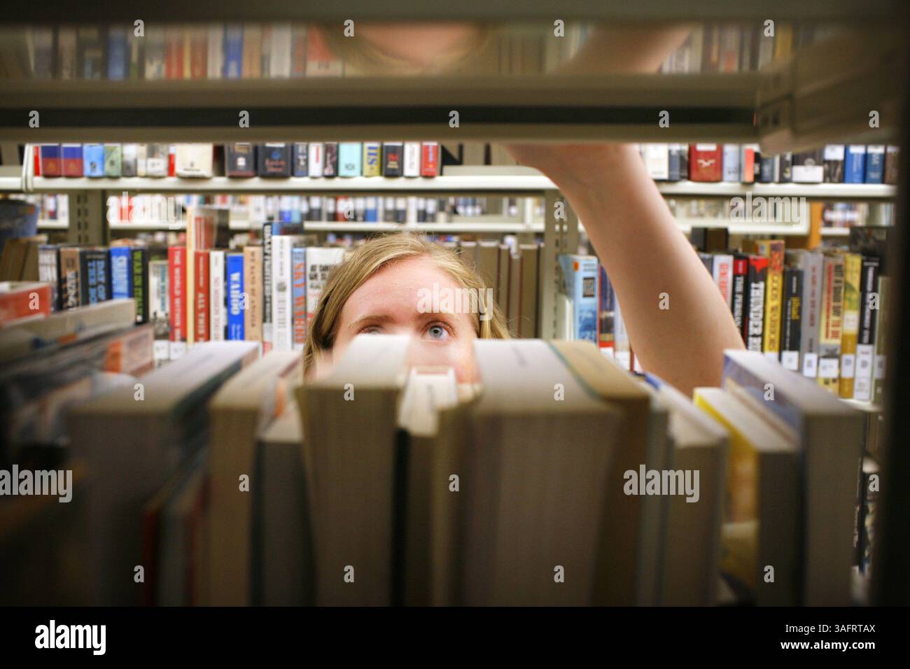 03/13/2006 Spring Hill) Spring Hill Library page Caitlyn Carpenter (cq ...