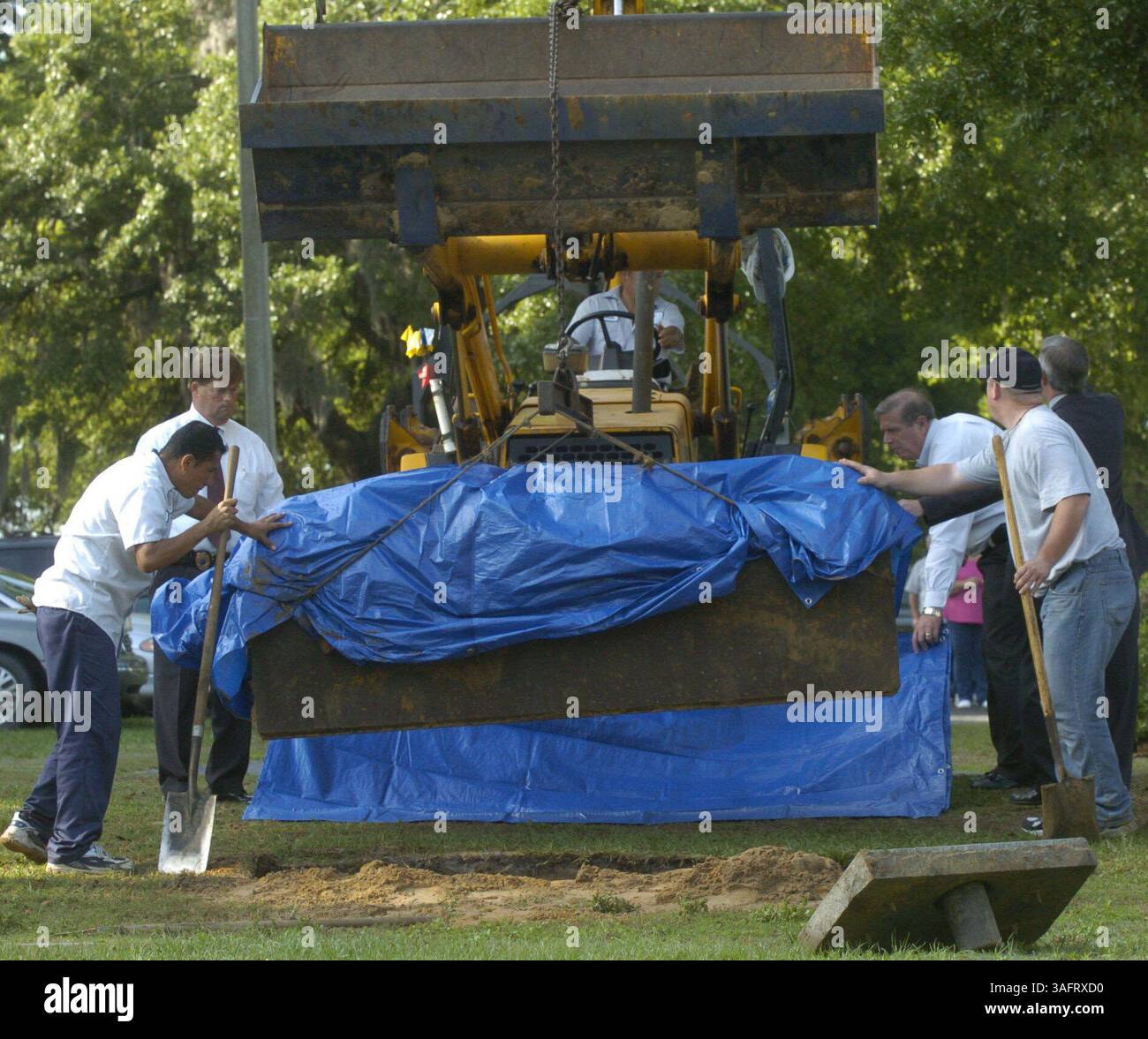 CAPTION: (04/17/2006 DADE CITY) Authorities use a front end loader to ...