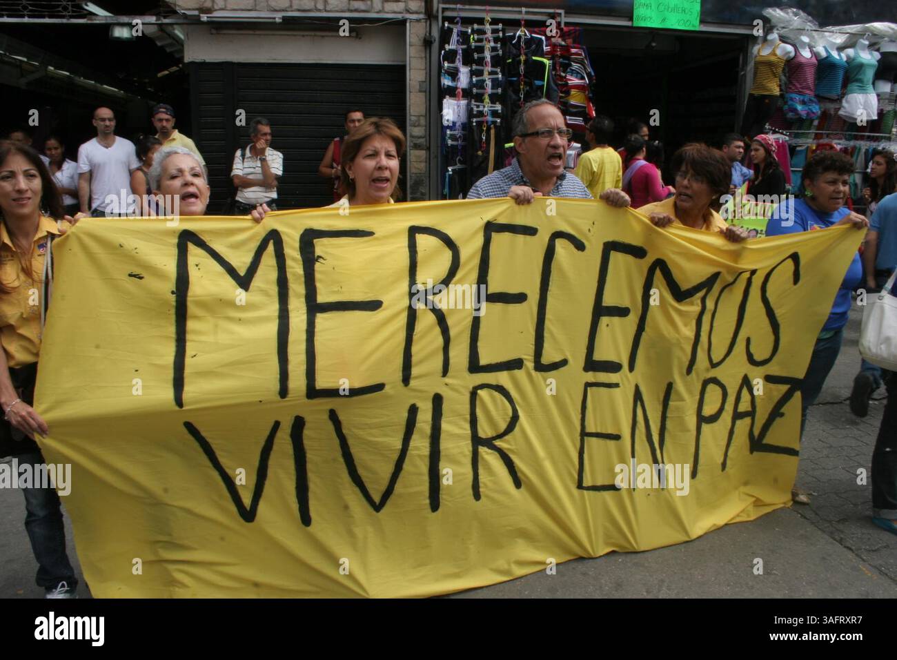 Cadena de paz hi-res stock photography and images - Alamy