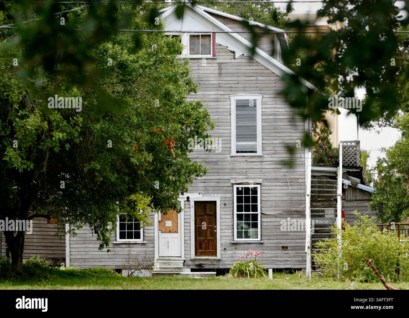 LARGO - Wednesday (6/14/2006) - 2) This historic home at 22 1st Ave NE ...