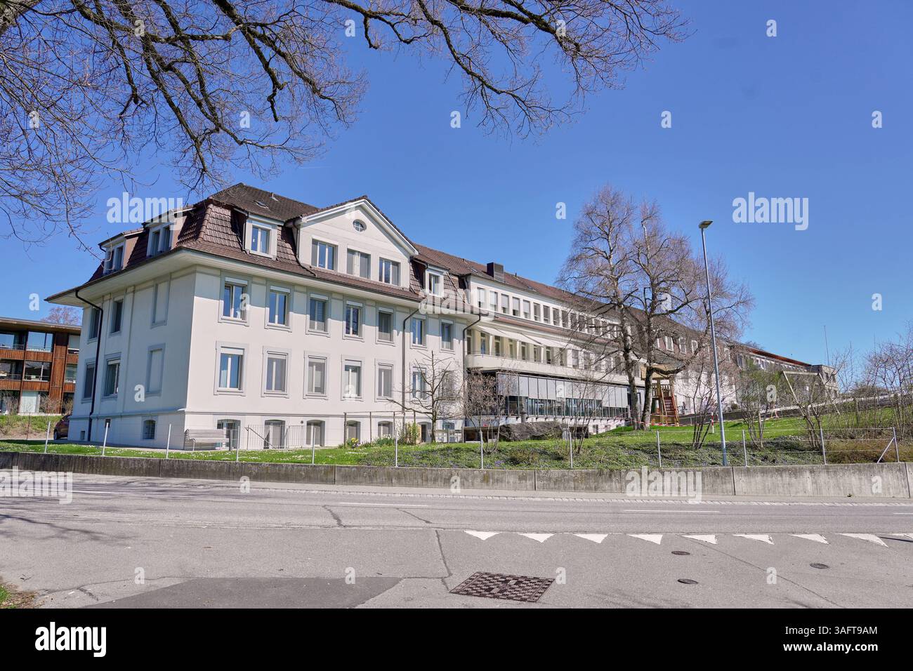 04.04.2025, Spitalgebäude in Riggisberg Das Spital Riggisberg, Teil der ...