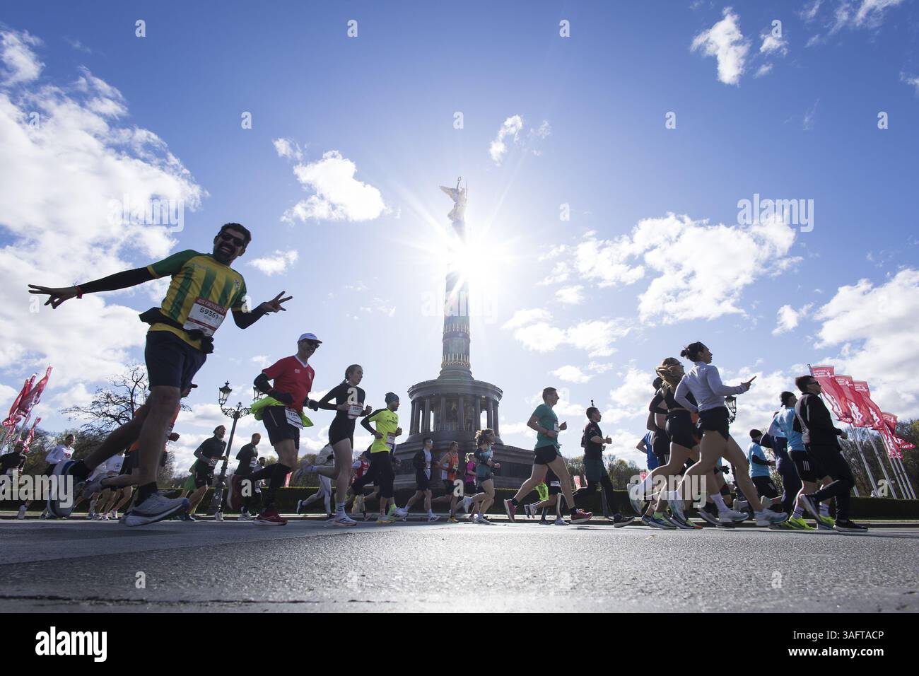 Runners round the Berlin Victory Column at the 44th Generali Berlin ...