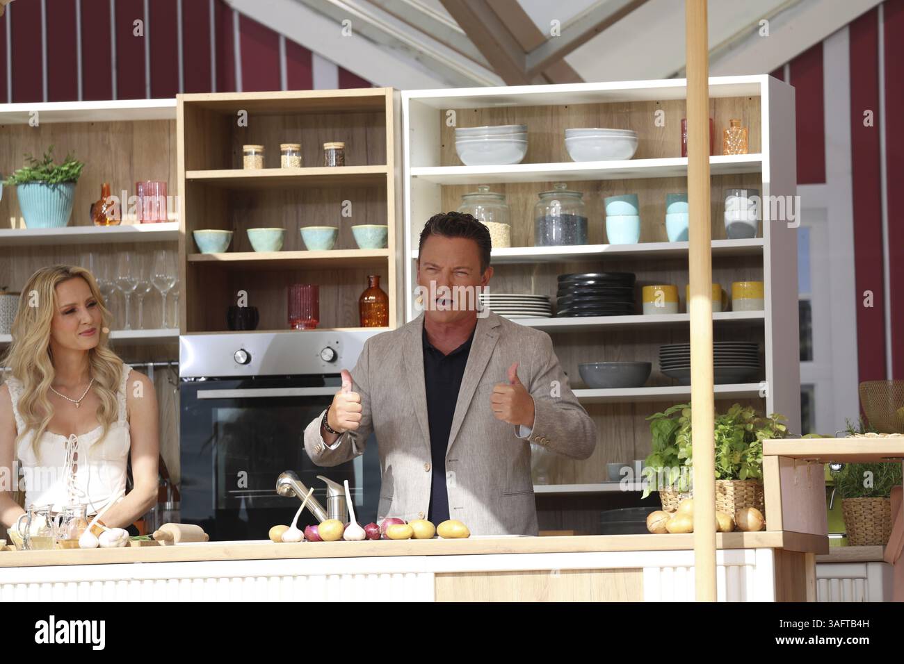 Melissa Naschenweng (singer / artist) in conversation with Stefan Mross ...