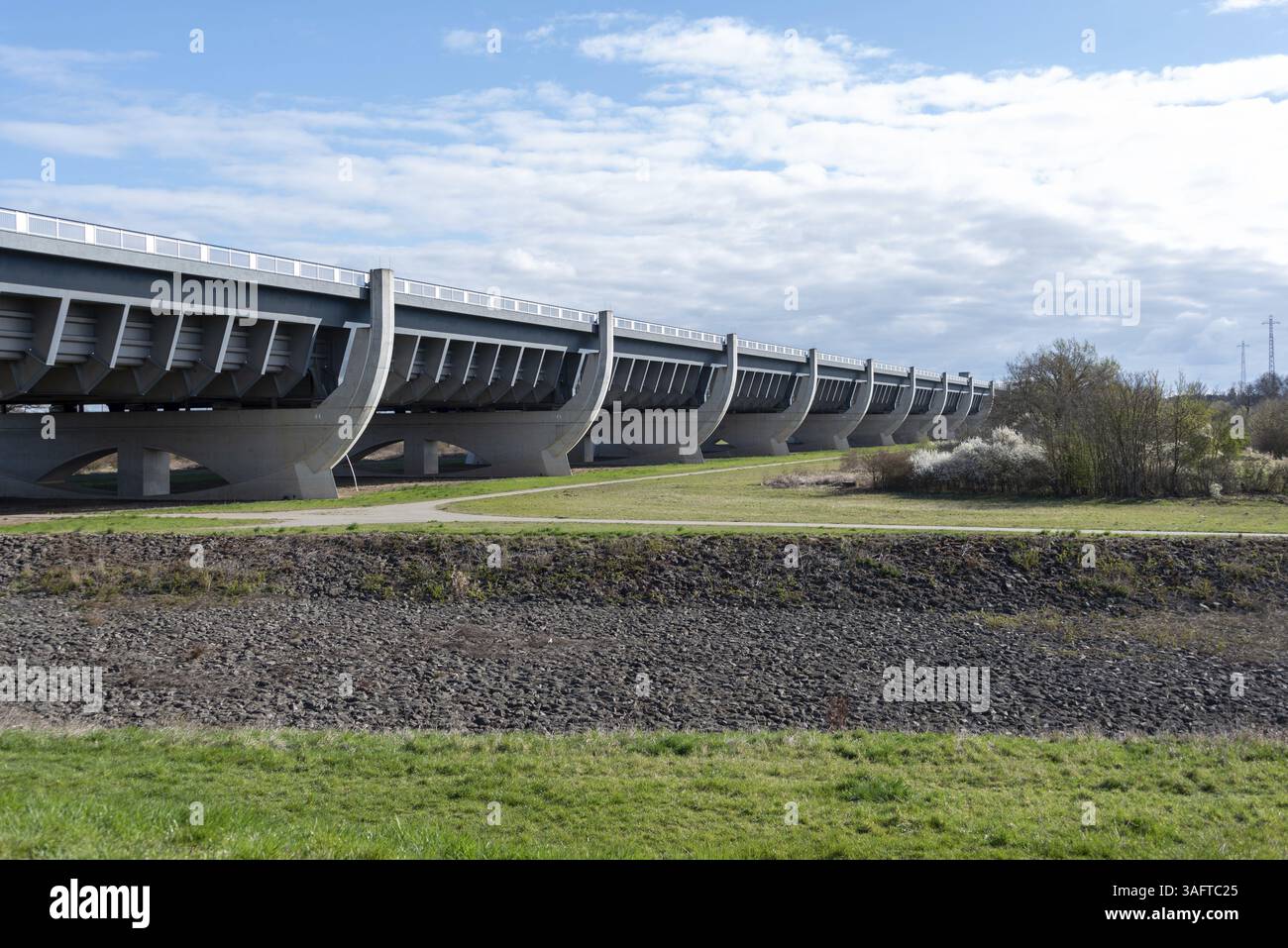 Trough bridge, carries water from the Mittelland Canal over the Elbe ...