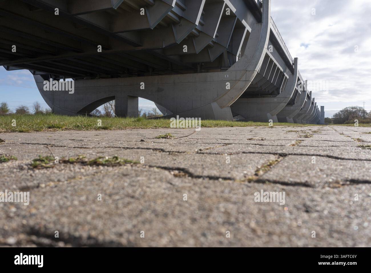 Trough bridge, carries water from the Mittelland Canal over the Elbe ...
