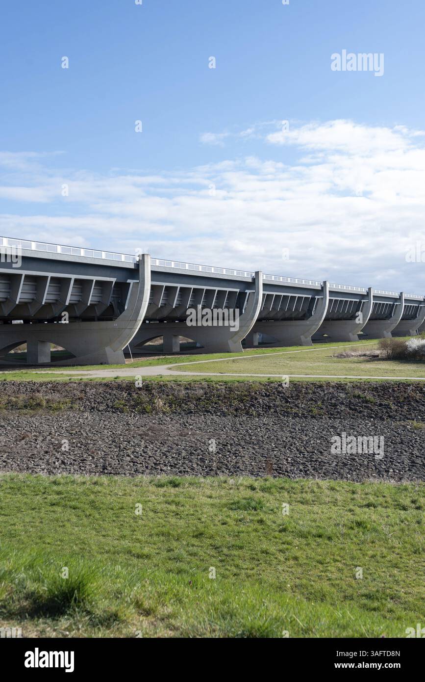 Trough bridge, carries water from the Mittelland Canal over the Elbe ...