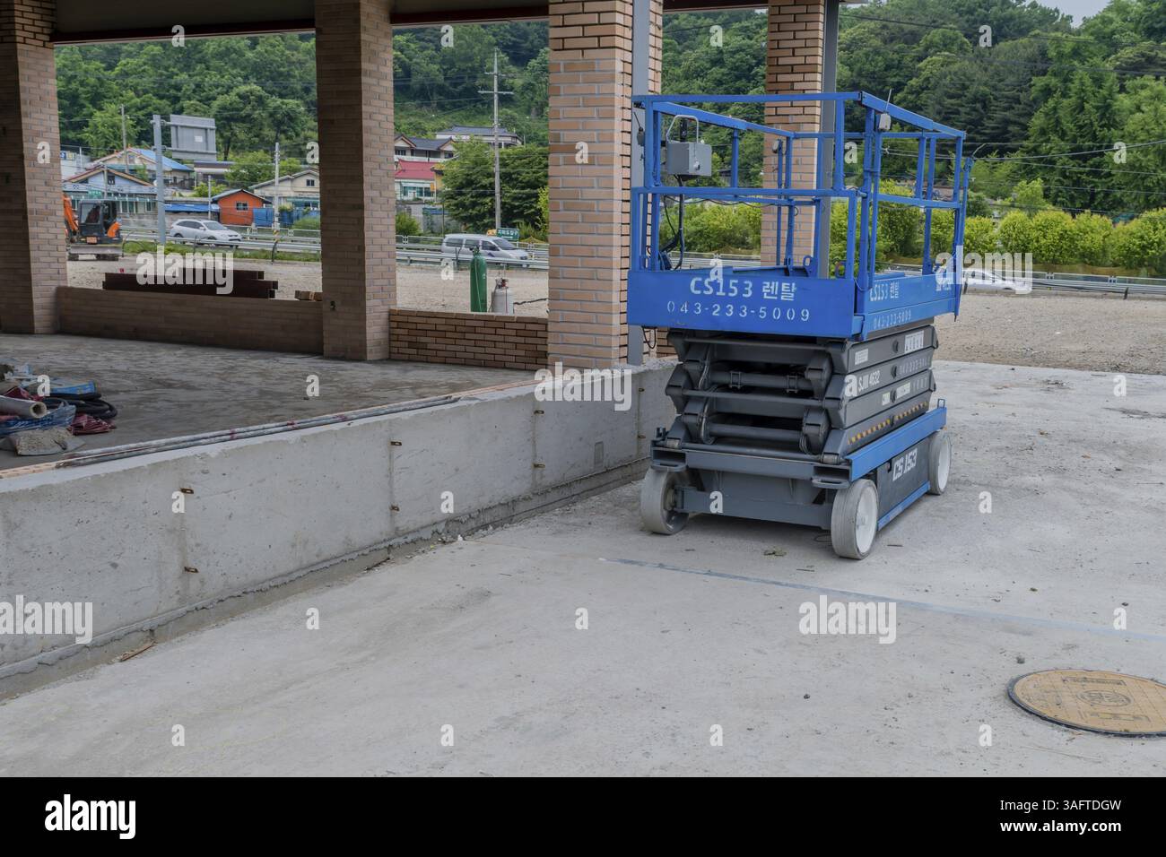 Cheongju, South Korea. May 31, 2020: Movable hydraulic scissor lift ...