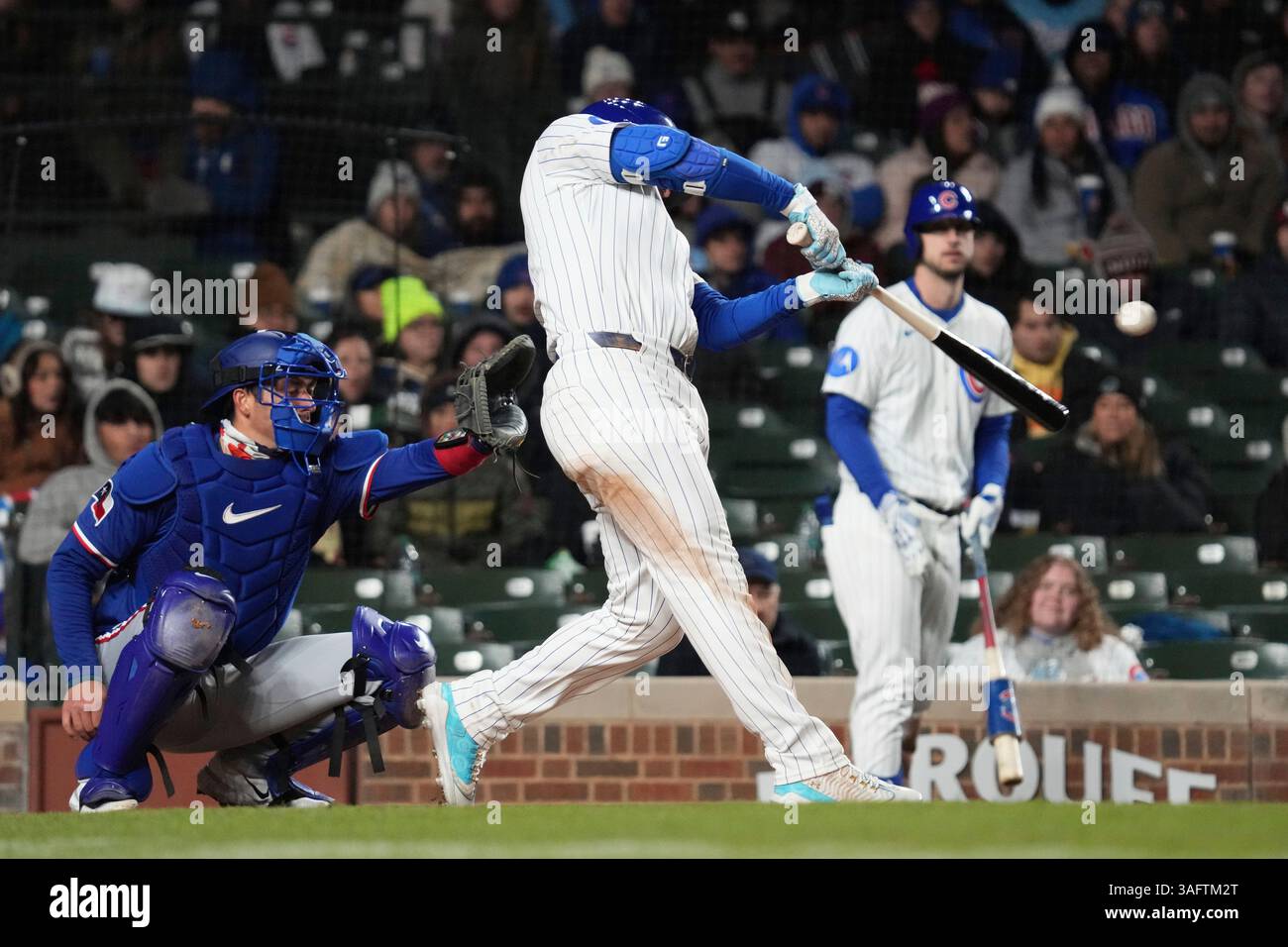 Chicago Cubs' Ian Happ, center, hits a two-run single during the sixth ...