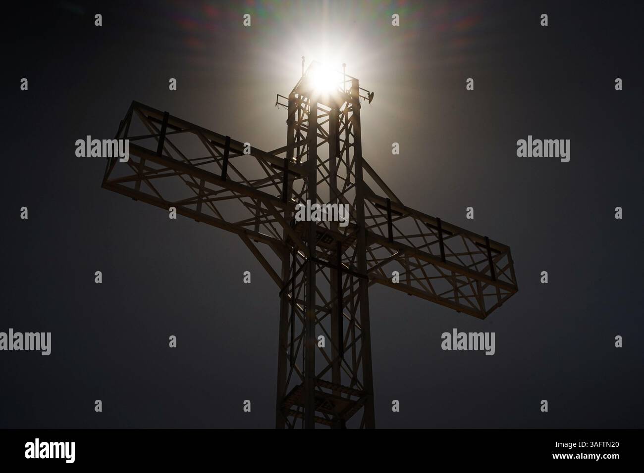 Qaraqosh, Iraq. 06th Apr, 2025. A view of the cross on the ruins of ...