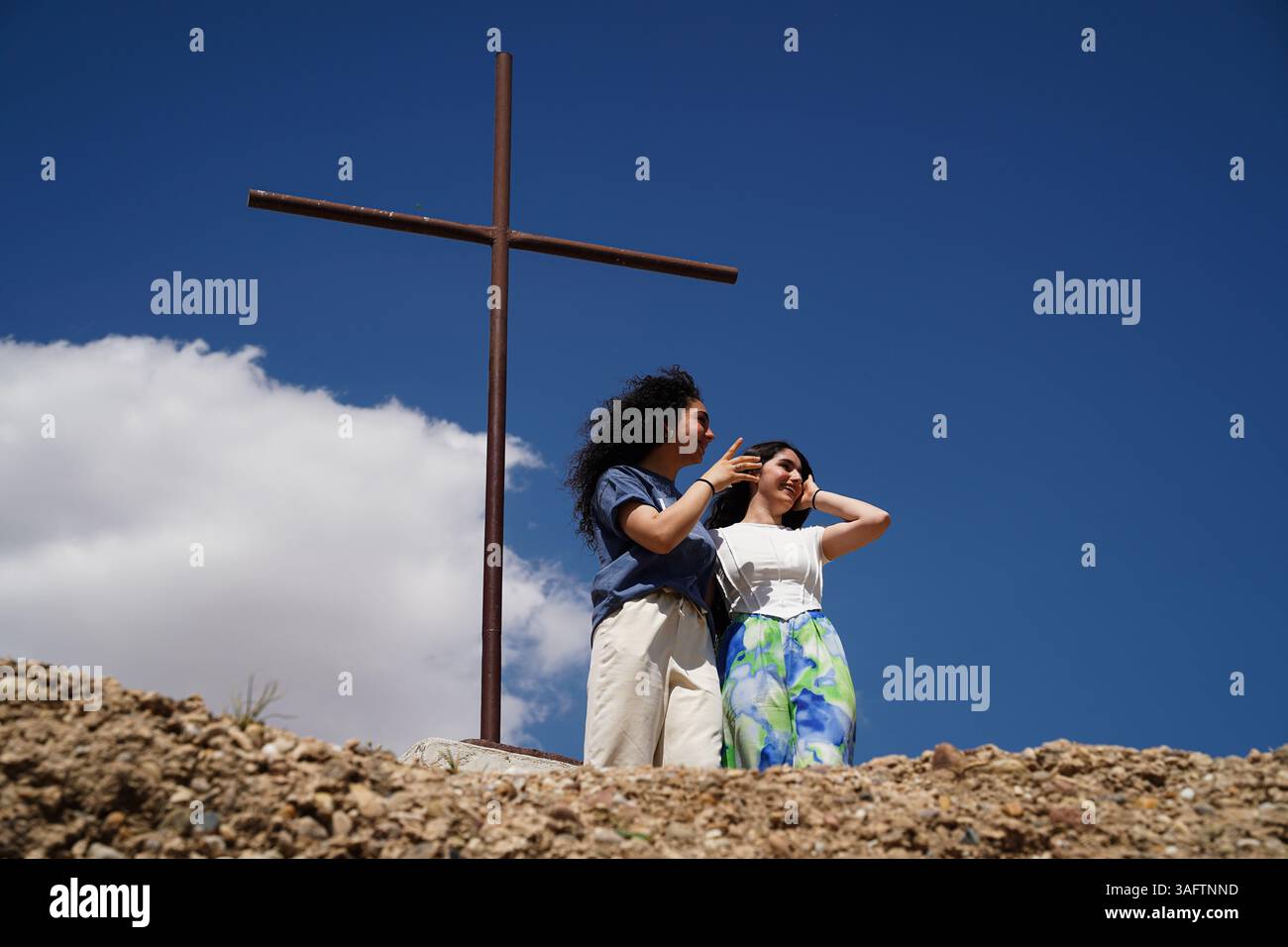 Qaraqosh, Iraq. 06th Apr, 2025. Iraqi Christian girls stand near a ...