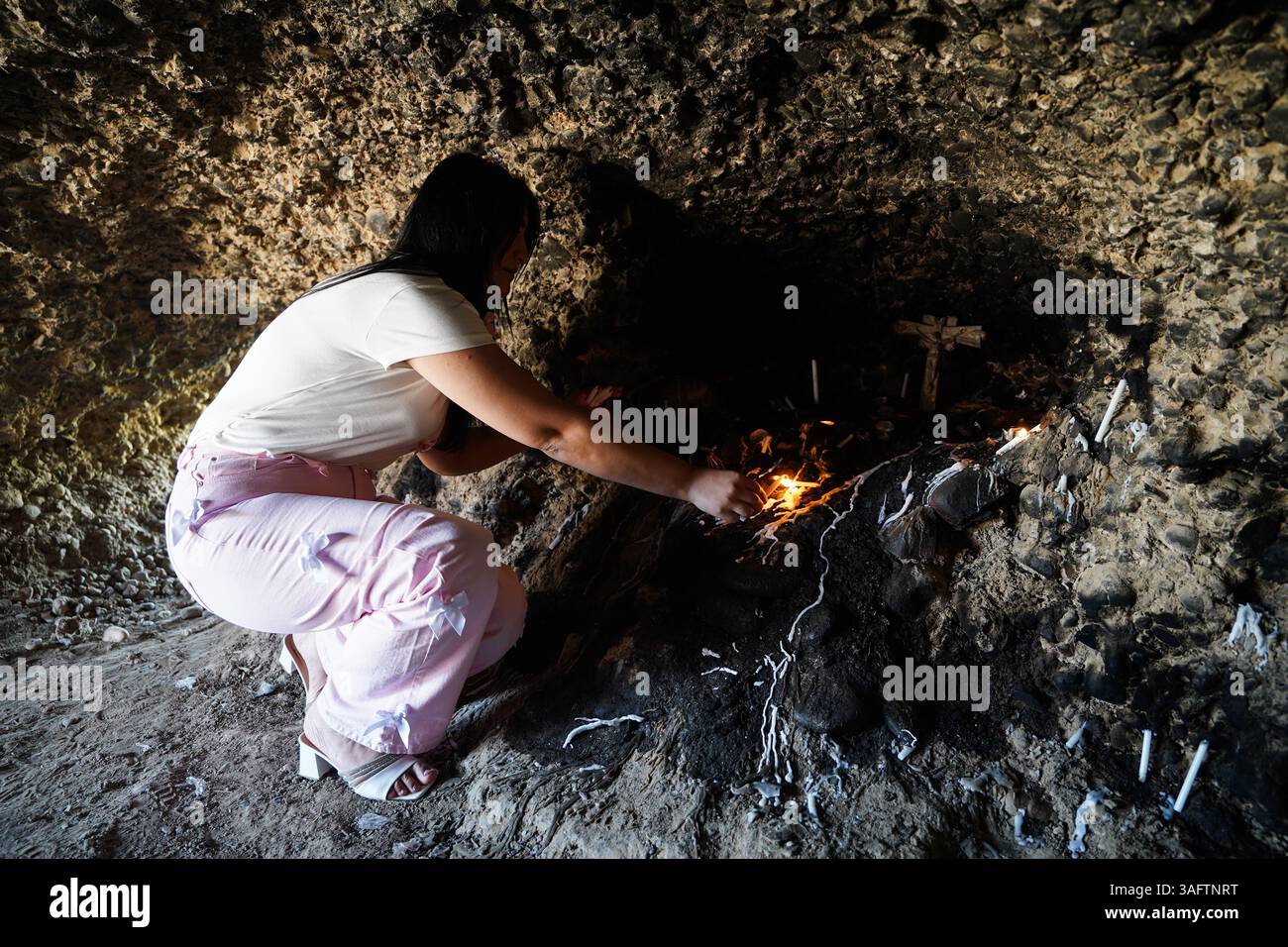 Qaraqosh, Iraq. 06th Apr, 2025. An Iraqi Christian woman lights a ...