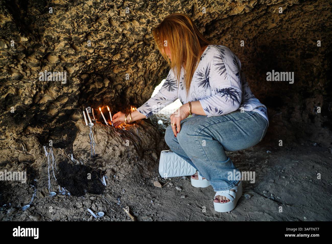 Qaraqosh, Iraq. 06th Apr, 2025. An Iraqi Christian woman lights a ...