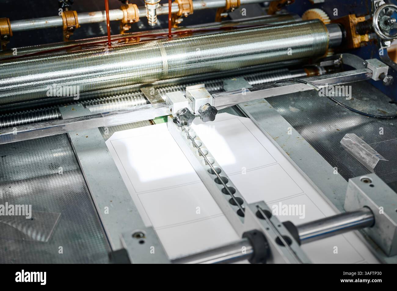 Innovative paper sheet feeding mechanism enhances efficiency in glue ...