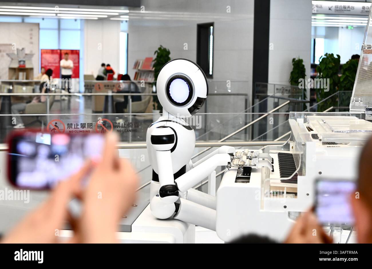 2025 china humanoid robot hi-res stock photography and images - Alamy