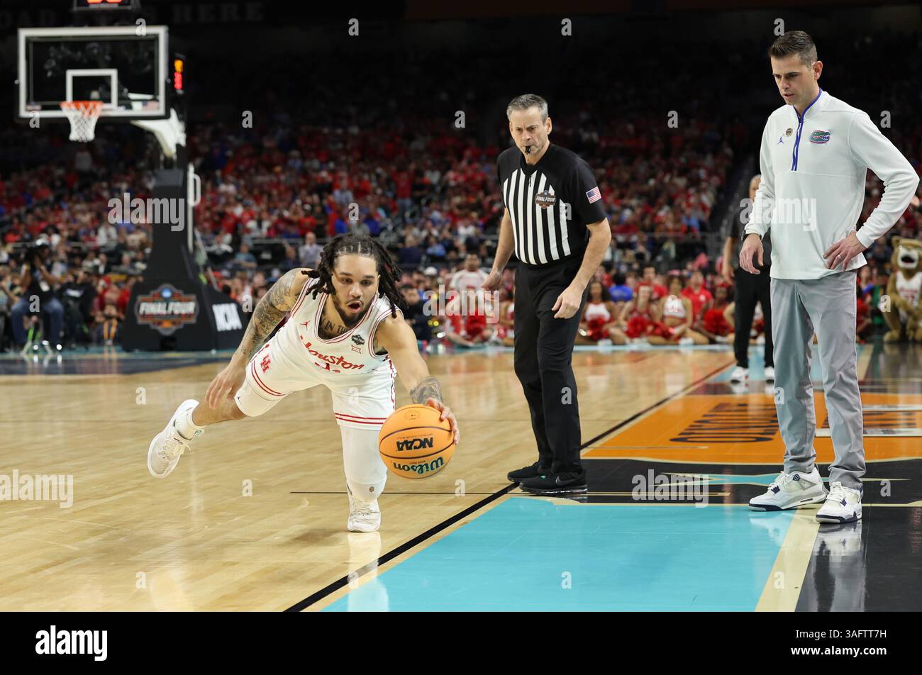 Houston guard Emanuel Sharp (21) dives for the ball in the second half ...