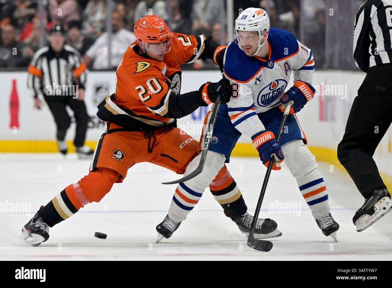 Anaheim Ducks right wing Brett Leason (20) and Edmonton Oilers left ...