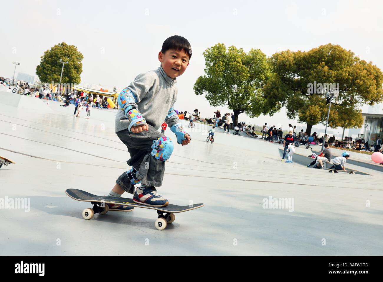**CHINESE MAINLAND, HONG KONG, MACAU AND TAIWAN OUT** Tourists admire ...