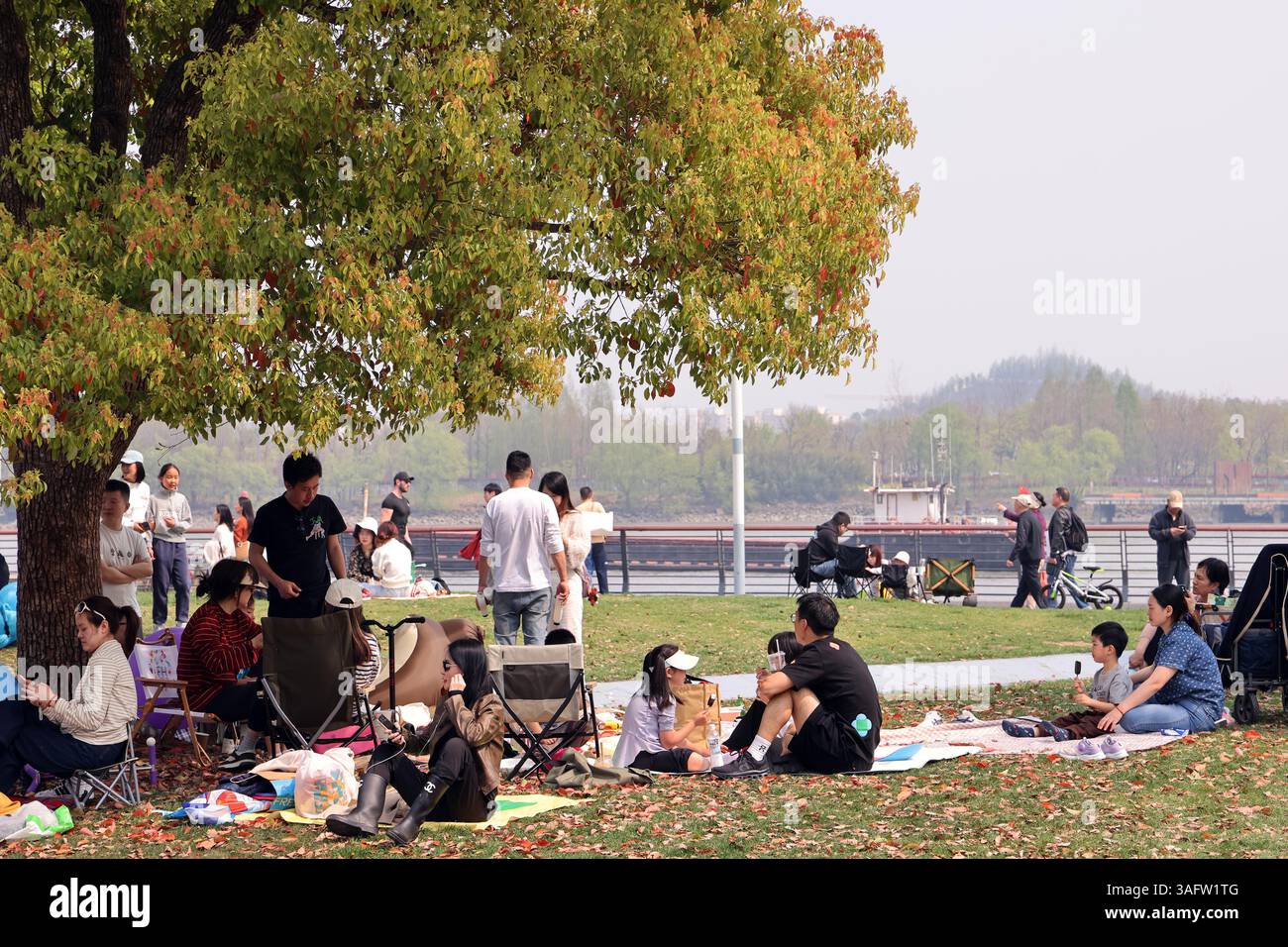 **CHINESE MAINLAND, HONG KONG, MACAU AND TAIWAN OUT** Tourists admire ...