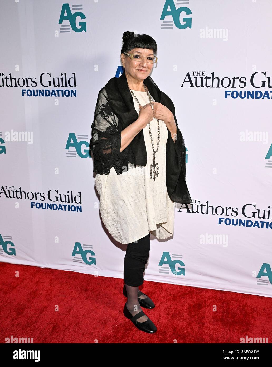 Writer Sandra Cisneros attends The Authors Guild Foundation Dinner at ...