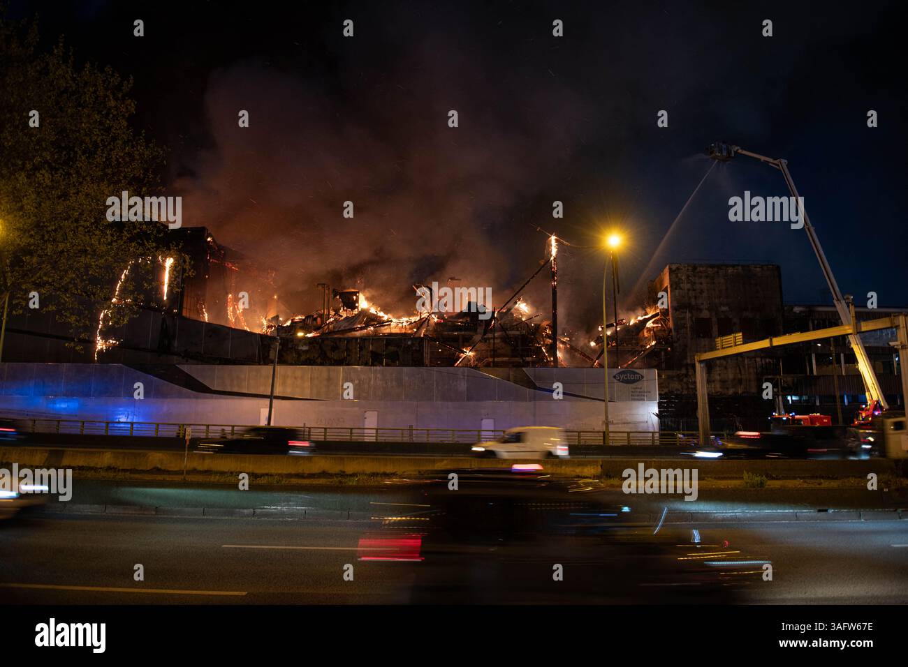 A major fire burning at a recycling plant close to the Tribunal de ...