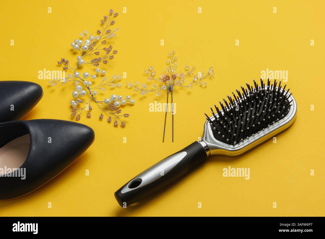 Fees of the bride, wedding day. Decoration in the hair of the bride ...