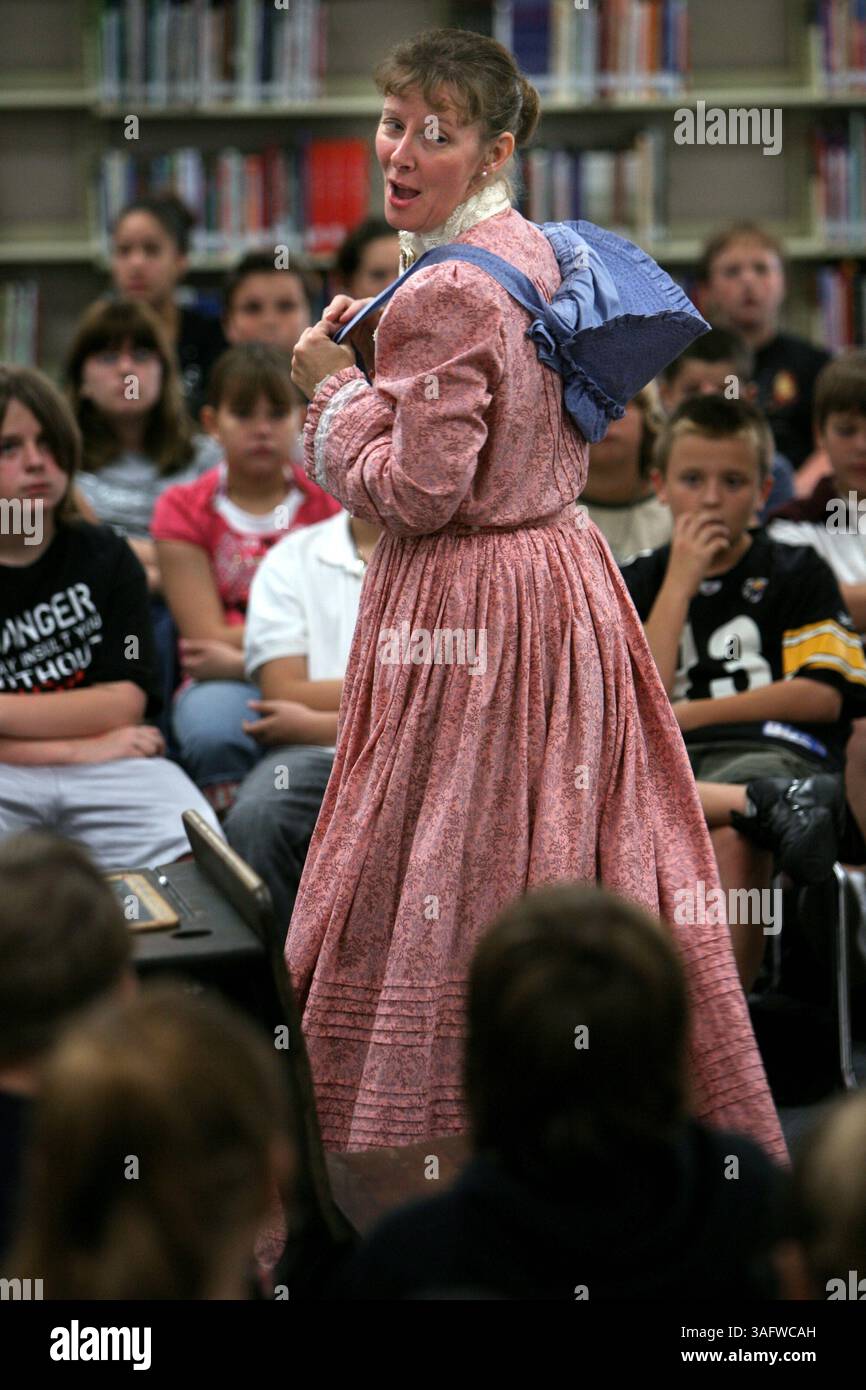 PHOTO 1 OF 2.CAPTION: (10/16/2007, HUDSON) Hudson Middle School media ...