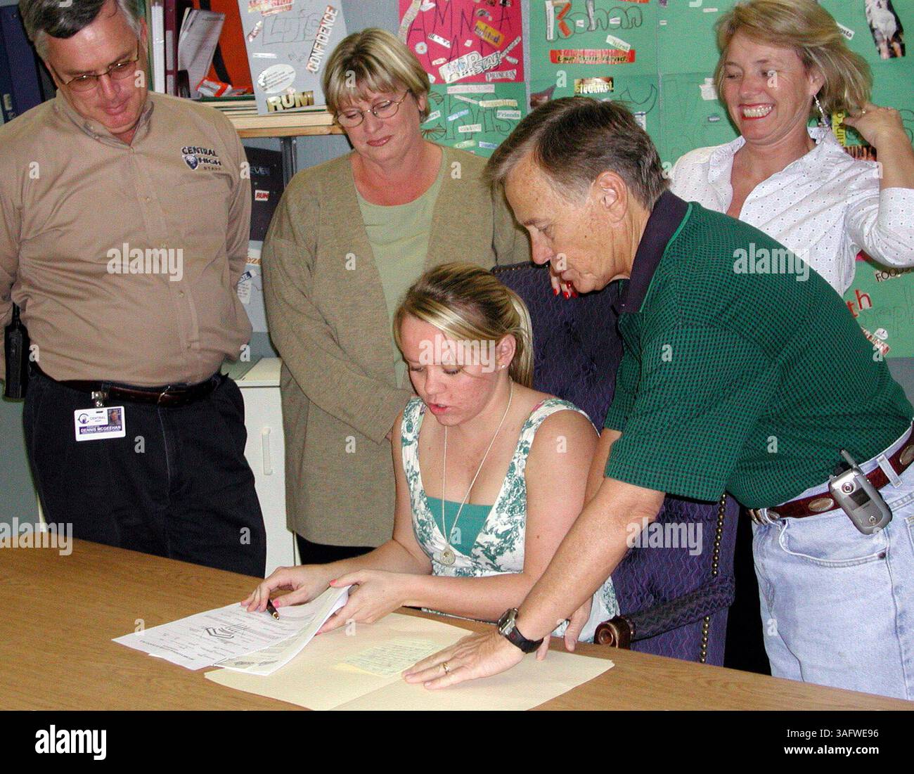 11/16/2006, BROOKSVILLE) Rae Lynn Sheffield signs a letter of intent to ...