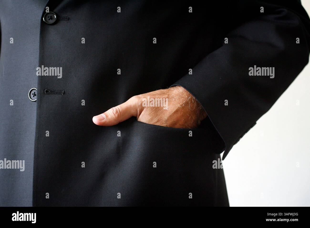 Tampa 5/8/07)--4) Joe Navarro (cq), an expert on non-verbal ...