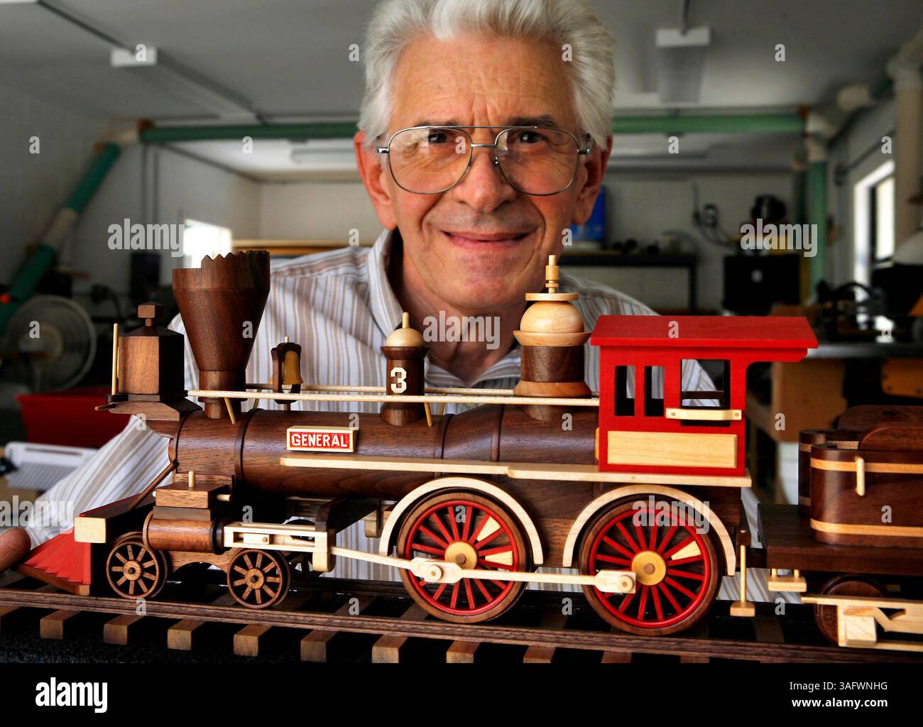 3/26/2007, SPRING HILL) (1/2 photos) Wayne Holder (cq), a retired ...