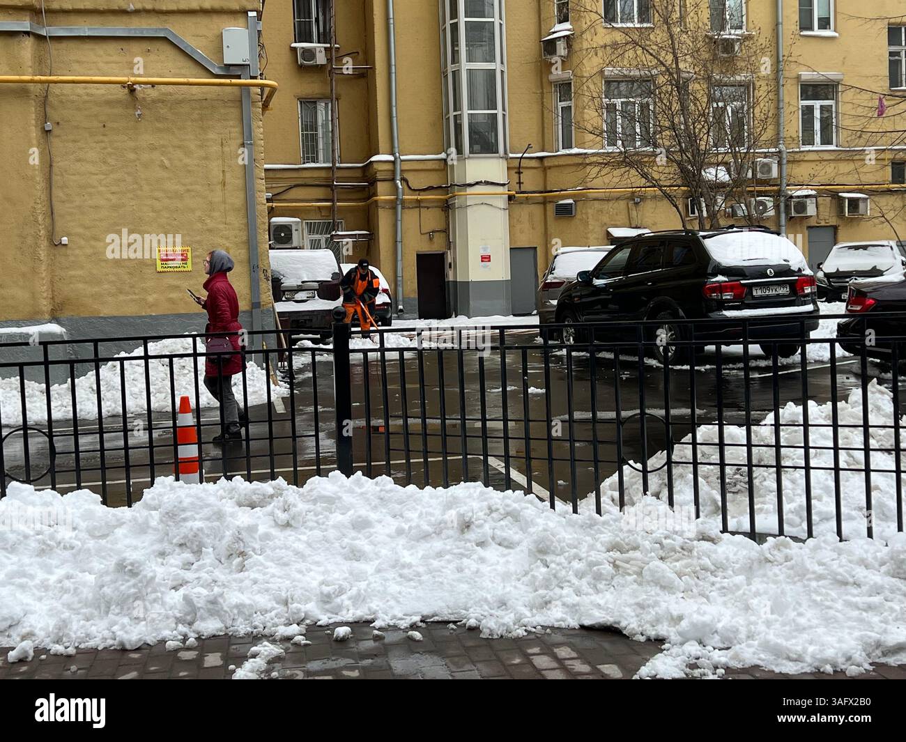 Moscow experiencing snowfall weather hi-res stock photography and ...