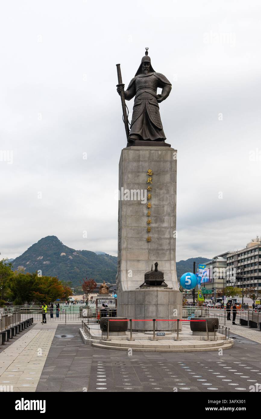 The statue of Admiral Yi Sun-sin is located at the street Sejongno ...