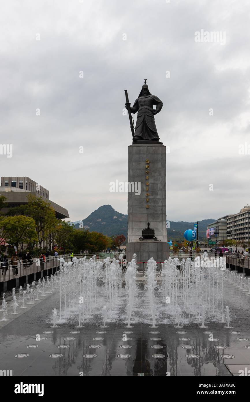 The statue of Admiral Yi Sun-sin is located at the street Sejongno ...