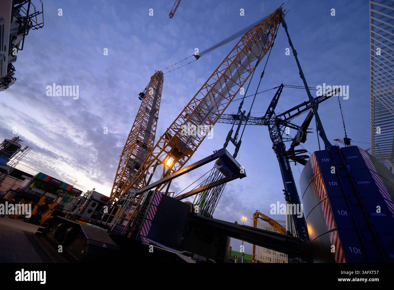 Liebherr Raupenkran LR 1400.1 SX Derrick - Nachtrundgang auf der bauma 2025 - Die Weltleitmesse ...