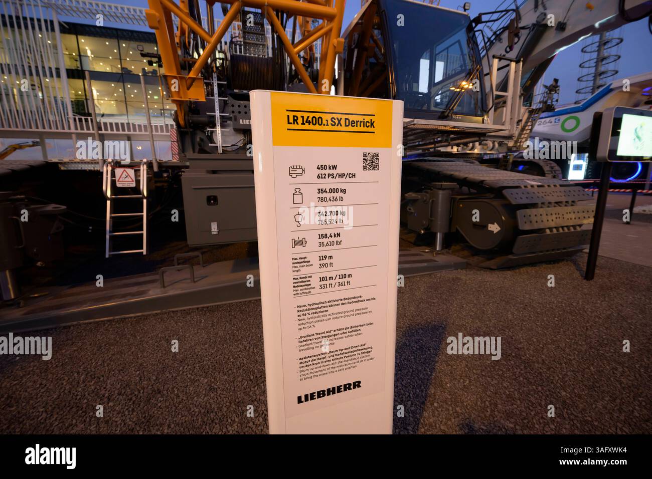 Liebherr Raupenkran LR 1400.1 SX Derrick - Nachtrundgang auf der bauma 2025 - Die Weltleitmesse ...