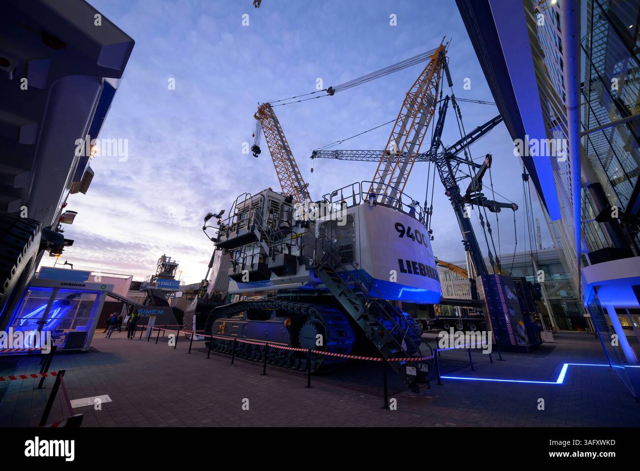 Liebherr Minenbagger 9400e elektrisch angetrieben - Nachtrundgang auf der bauma 2025 - Die ...