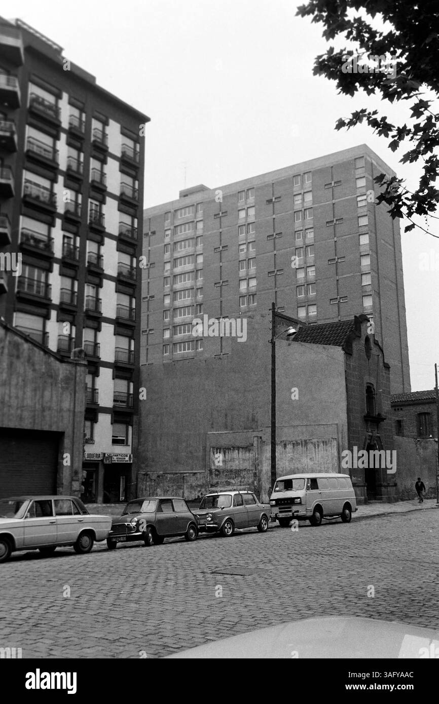 Im Straßenbild von Barcelona treffen moderne Wohnbauten auf ...
